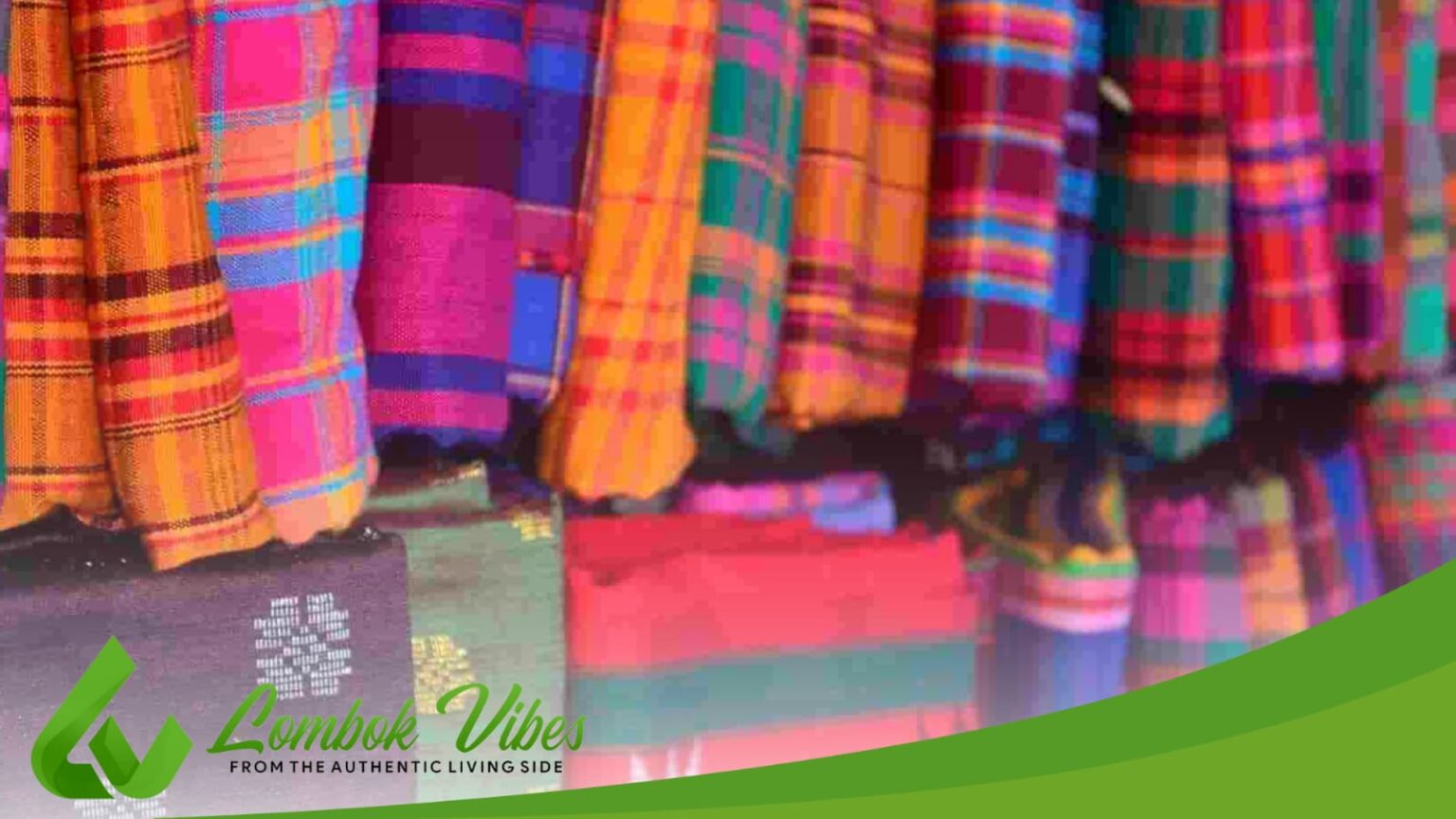 Tenun Bima, Muna Tembe Nggoli yang memiliki motif dan warna yang cantik ...